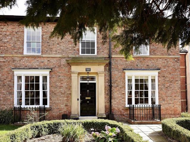 6 bedroom detached house for sale