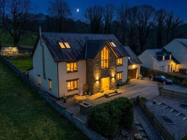 6 bedroom detached house for sale