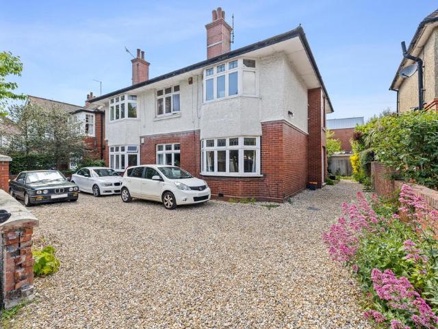 6 bedroom detached house for sale
