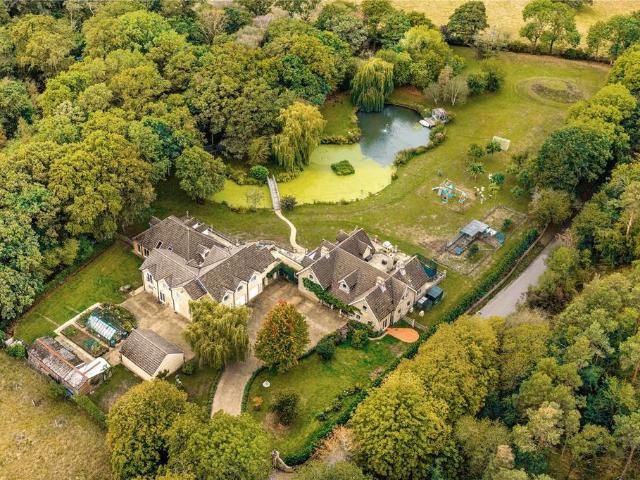 6 bedroom detached house for sale