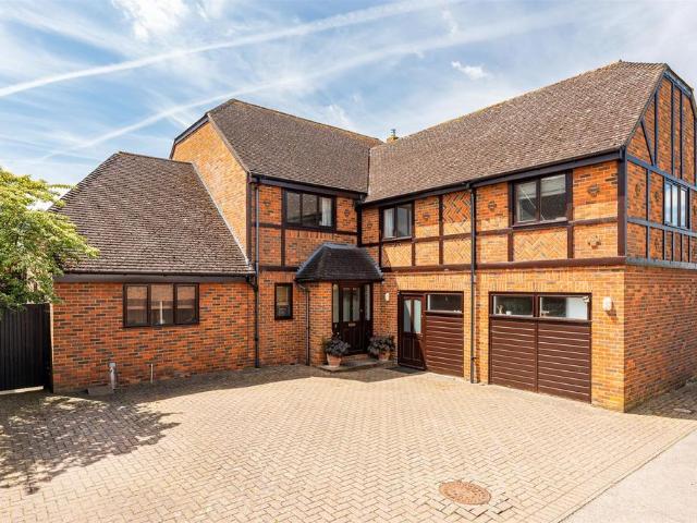 6 bedroom detached house for sale