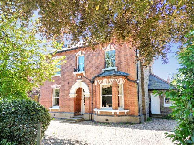 6 bedroom detached house for sale