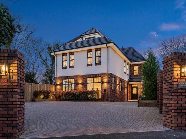 6 bedroom detached house for sale