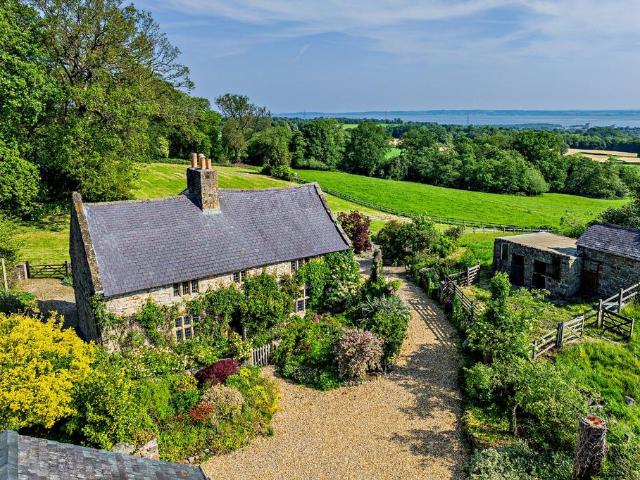 6 bedroom detached house for sale