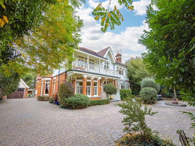 6 bedroom detached house for sale