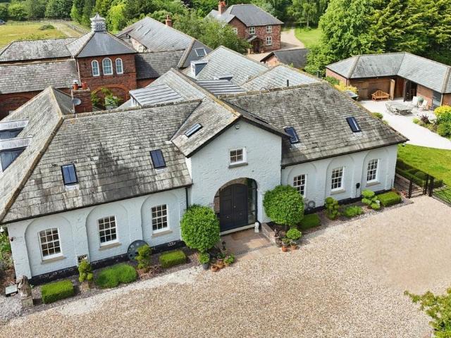 6 bedroom detached house for sale