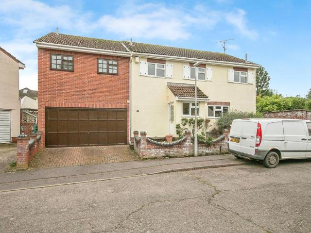6 bedroom detached house for sale