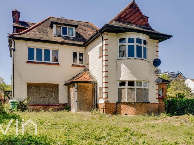 6 bedroom detached house for sale