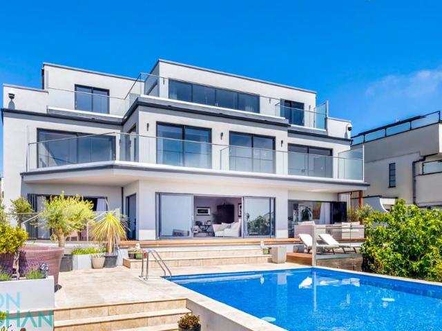 6 bedroom detached house for sale