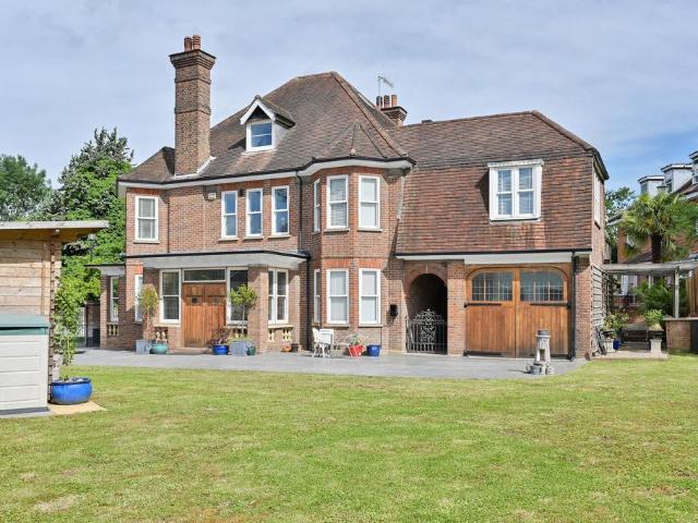 6 bedroom detached house for sale
