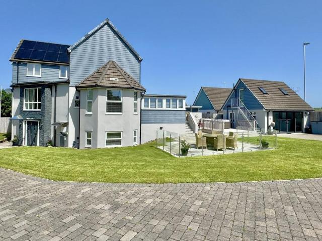 6 bedroom detached house for sale