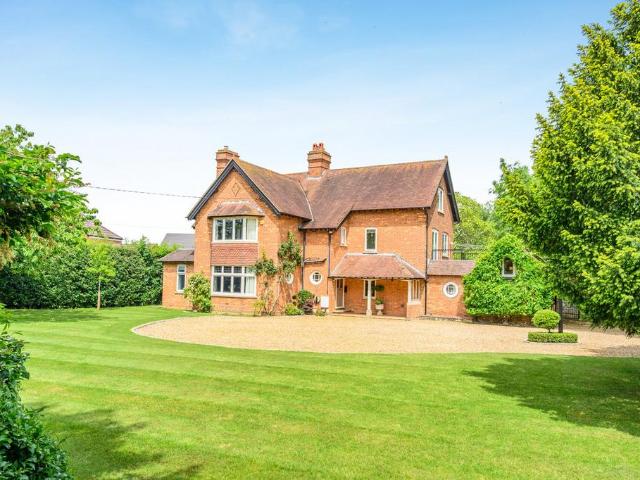 6 bedroom detached house for sale