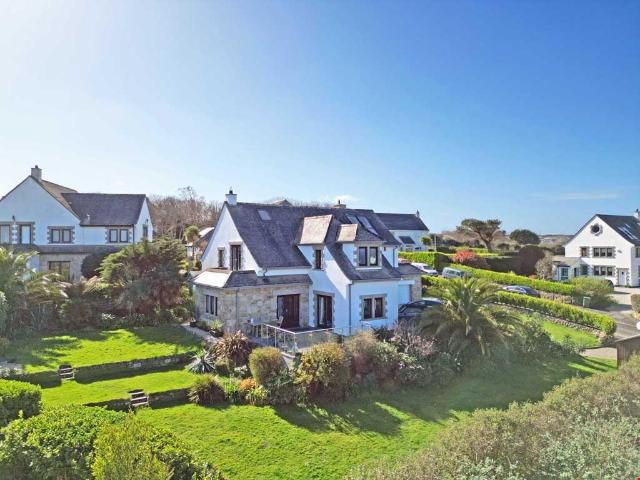 6 bedroom detached house for sale