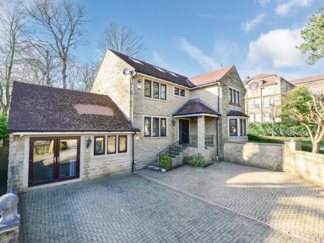 6 bedroom detached house for sale