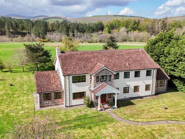 6 bedroom detached house for sale