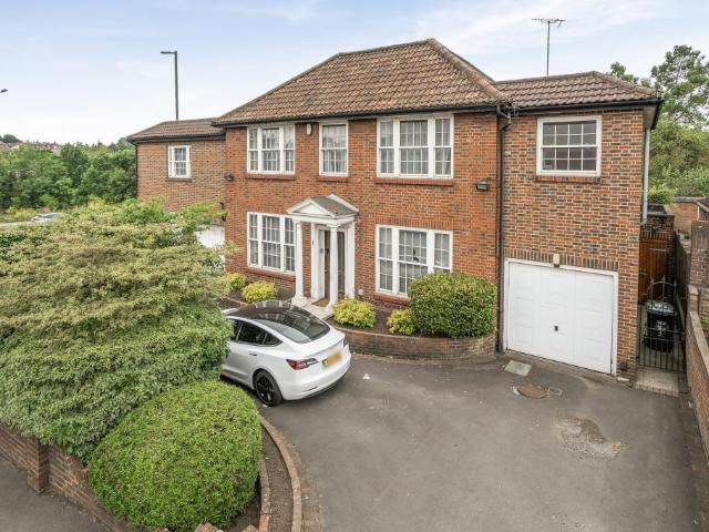 6 bedroom detached house for sale