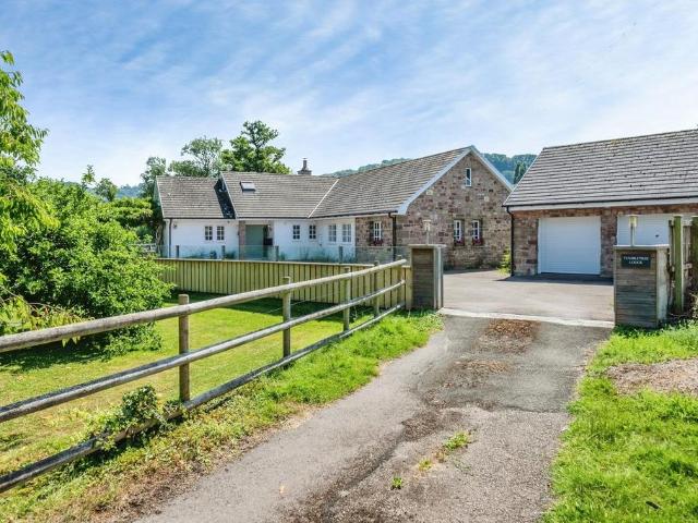 6 bedroom detached house for sale