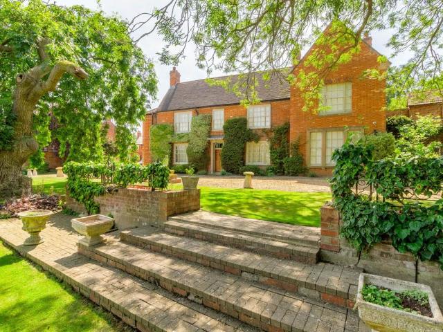 6 bedroom detached house for sale