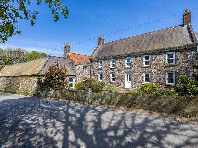 6 bedroom detached house for sale