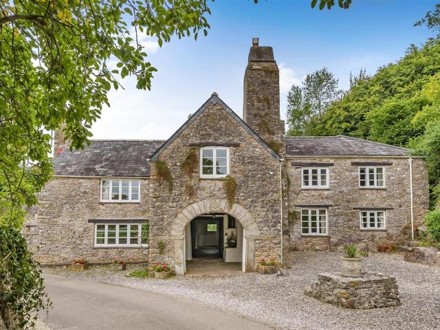 6 bedroom detached house for sale