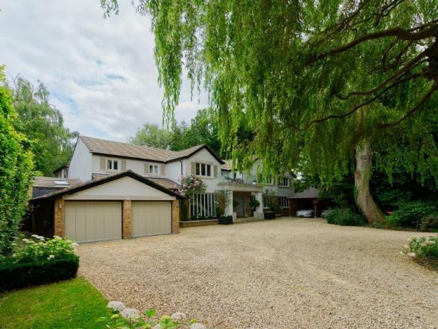 6 bedroom detached house for sale