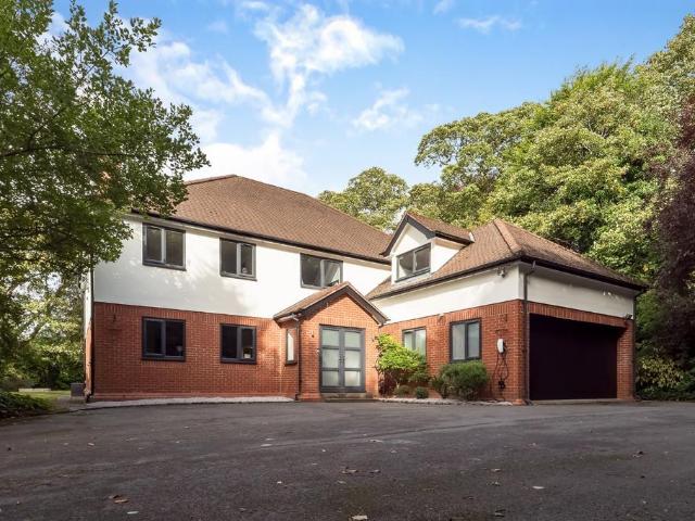 6 bedroom detached house for sale