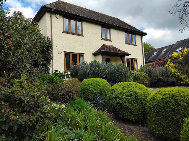 6 bedroom detached house for sale