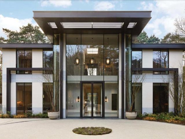 6 bedroom detached house for sale
