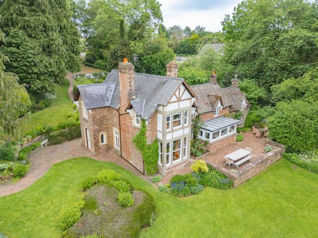6 bedroom detached house for sale