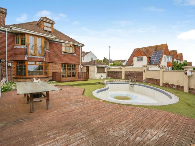 6 bedroom detached house for sale