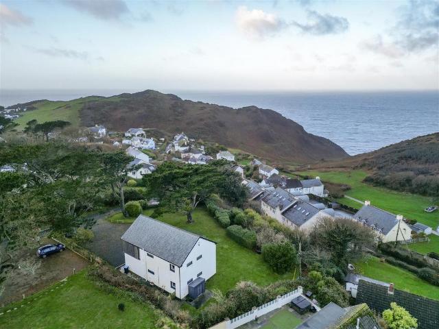6 bedroom detached house for sale
