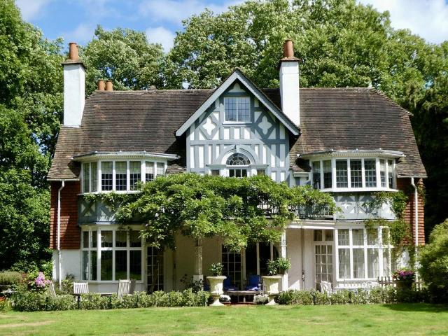 6 bedroom detached house for sale