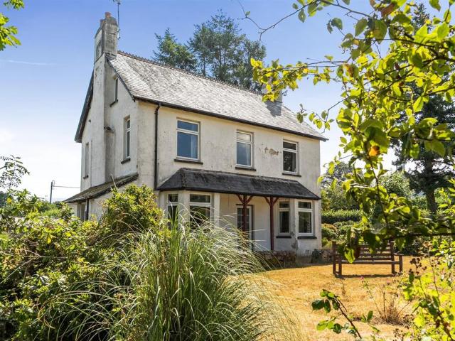 6 bedroom detached house for sale