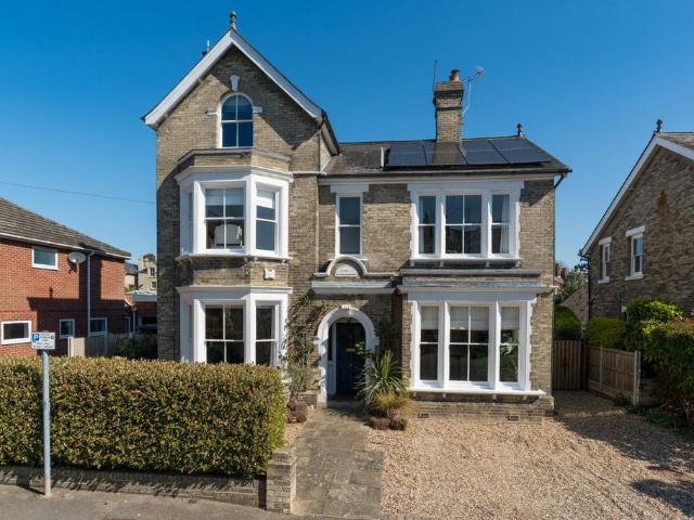 6 bedroom detached house for sale