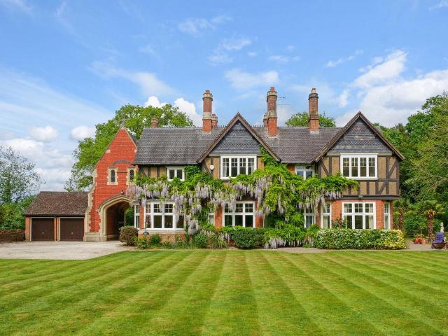 6 bedroom detached house for sale