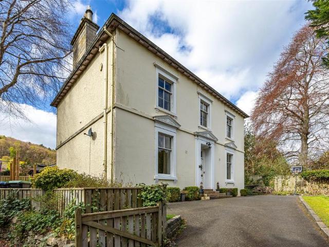 6 bedroom detached house for sale