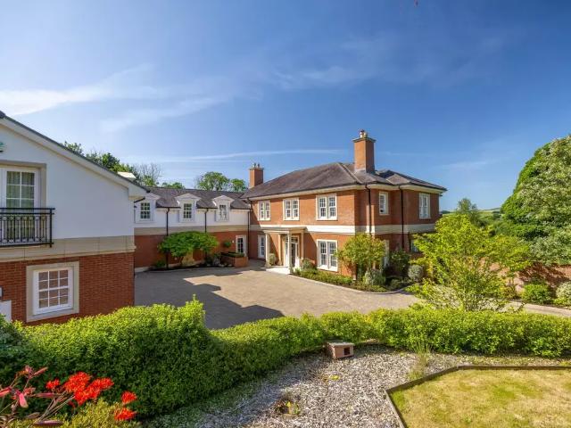 6 bedroom detached house for sale