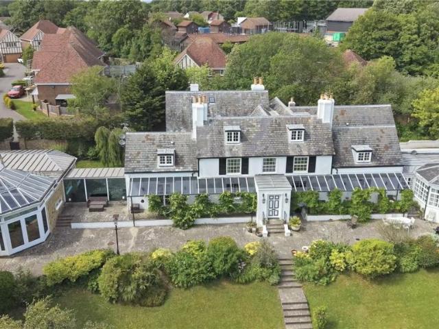 6 bedroom detached house for sale