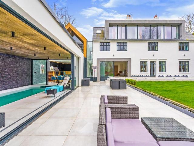 6 bedroom detached house for sale