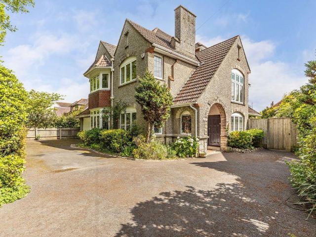 6 bedroom detached house for sale