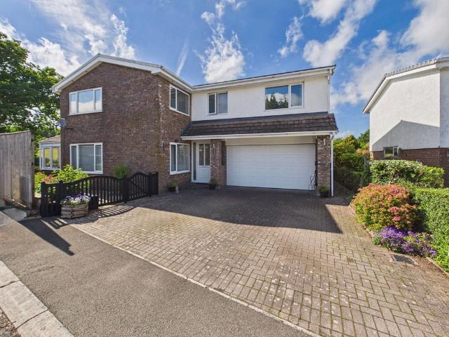 6 bedroom detached house for sale