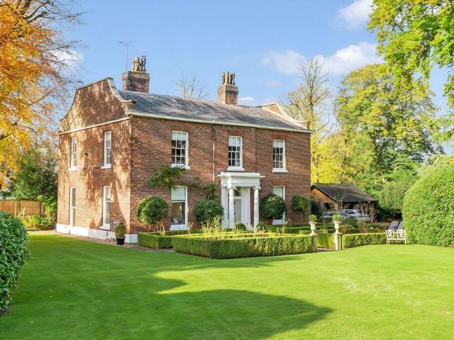 6 bedroom detached house for sale