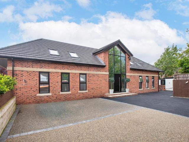 6 bedroom detached house for sale