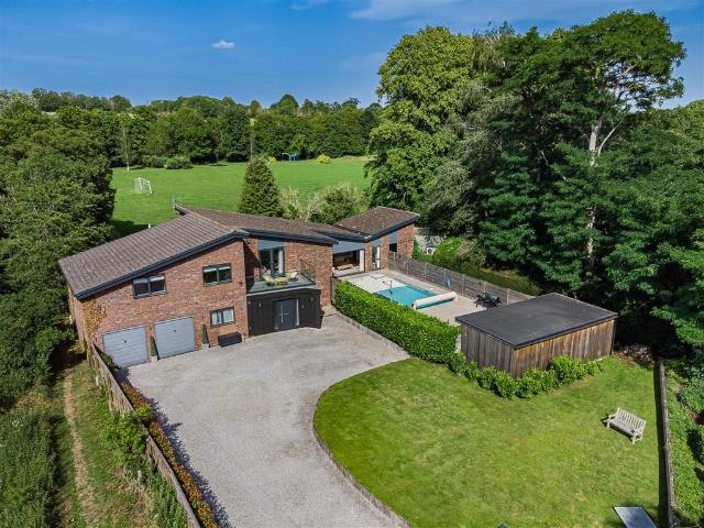 6 bedroom detached house for sale