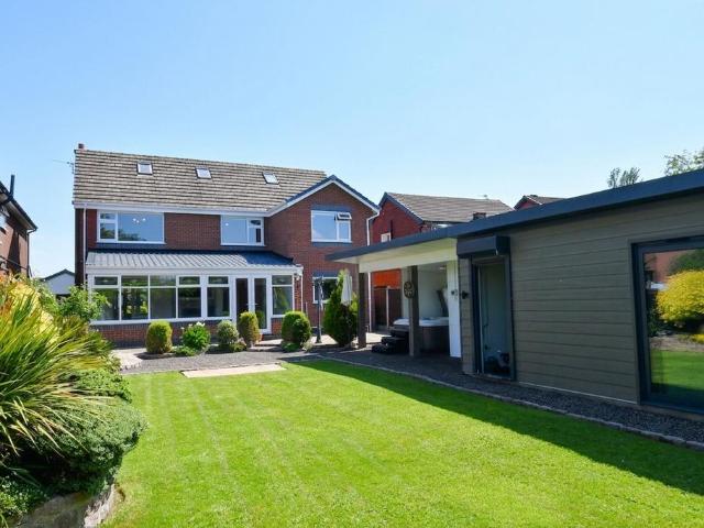 6 bedroom detached house for sale