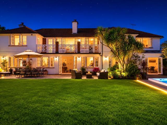 6 bedroom detached house for sale