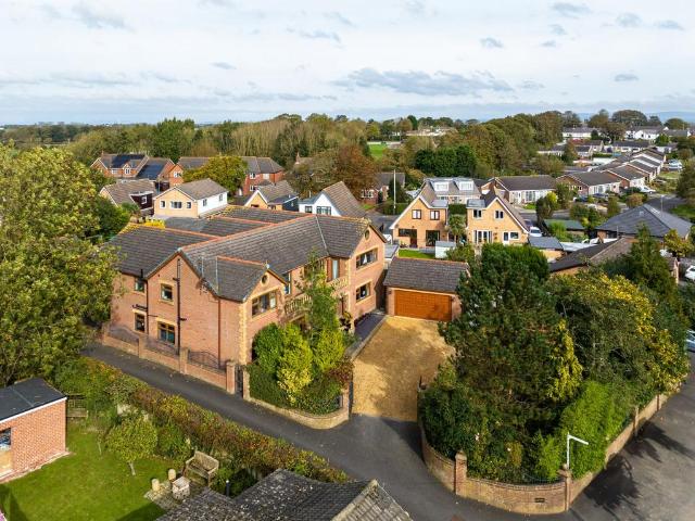 6 bedroom detached house for sale