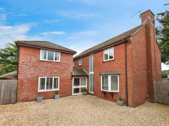 6 bedroom detached house for sale