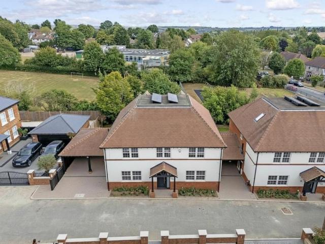 6 bedroom detached house for sale