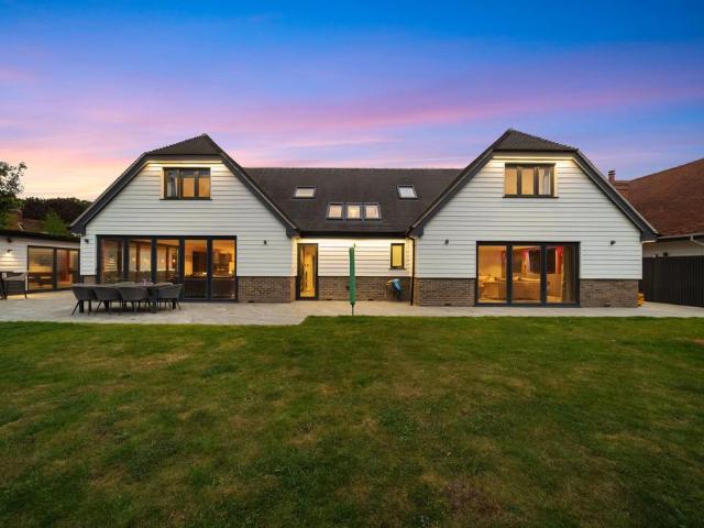 6 bedroom detached house for sale